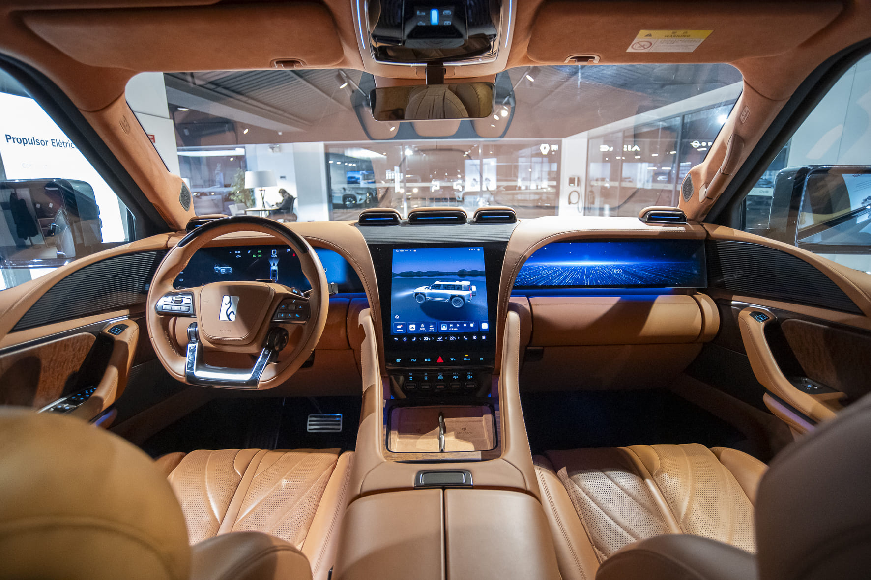 SUV Yangwang U8 roda sobre si mesmo e atravessa rios - Figuras & Negócios